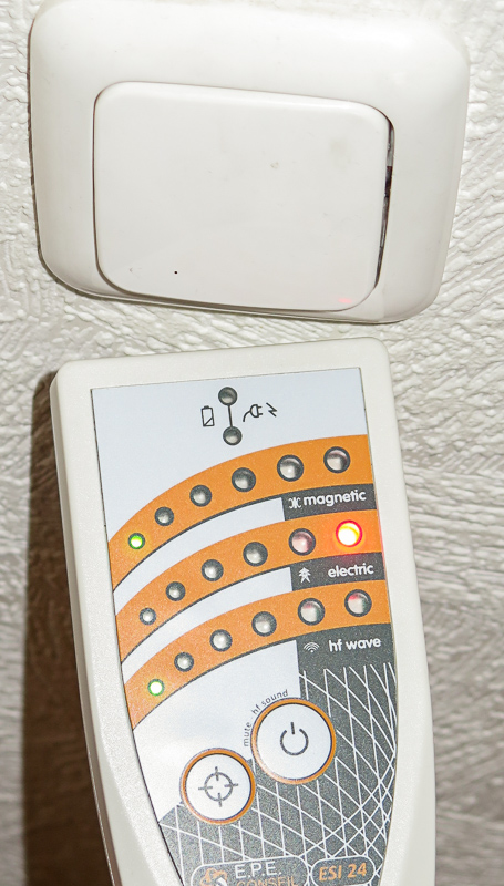 EMF 23: Kurz-Test vom E.P.E. Conseil ESI 24 EMF-Messgerät (HF, MF, EF ...