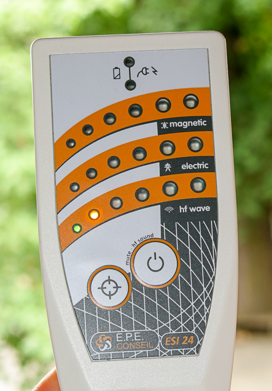 EMF 23: Kurz-Test vom E.P.E. Conseil ESI 24 EMF-Messgerät (HF, MF, EF ...