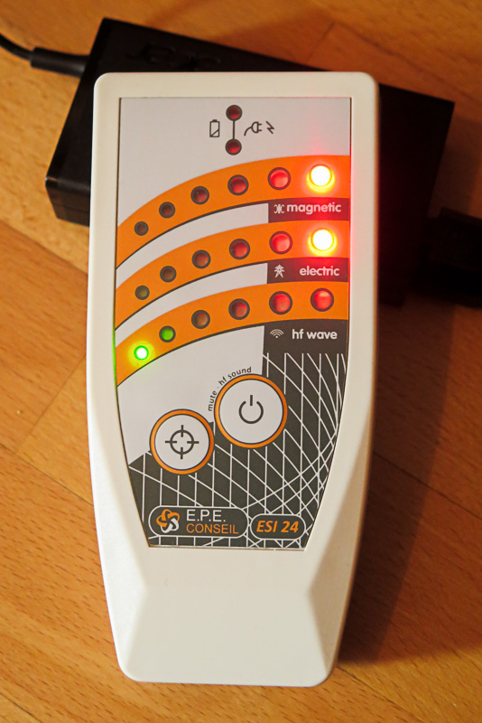 EMF 23: Kurz-Test vom E.P.E. Conseil ESI 24 EMF-Messgerät (HF, MF, EF ...